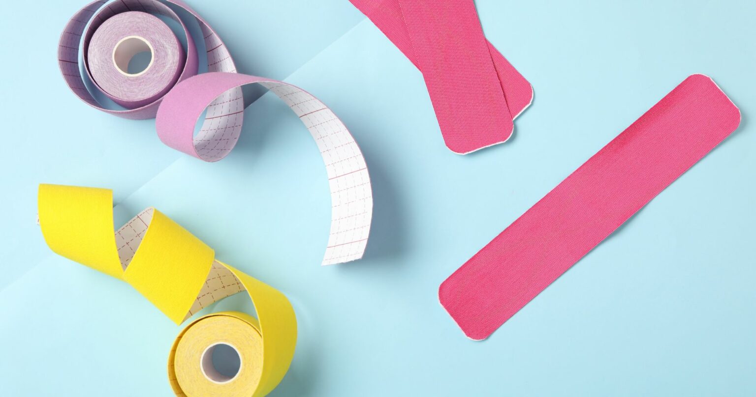 Taping twarzy: jak naklejać taśmy na zmarszczki? - Blog Biozdrowy